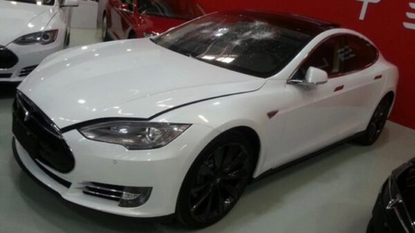 Verärgerter chinesischer Kunde erhält sein Model S und demoliert den ...