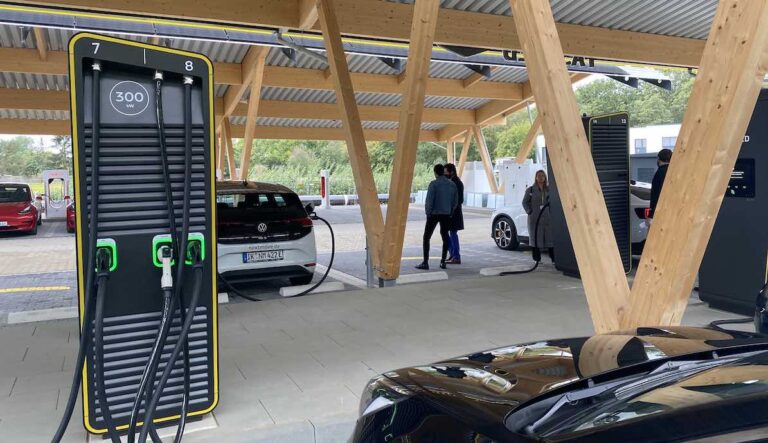 Tesla Und Fastned Eröffnen Größten Deutschen E Ladepark Teslamag De