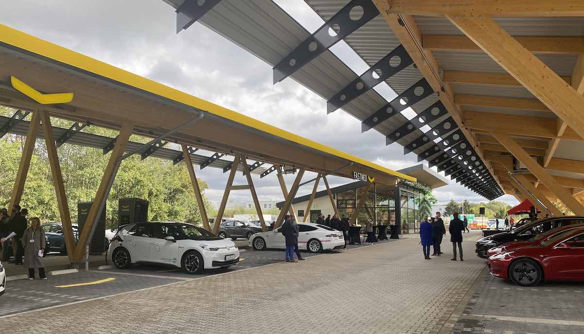 Tesla und Fastned eröffnen größten deutschen E-Ladepark > teslamag.de